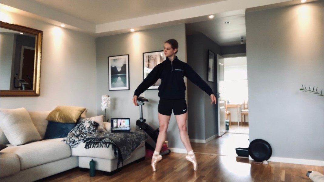 Her øvde ballettstudent Maria hver dag i seks uker: – Ikke optimalt